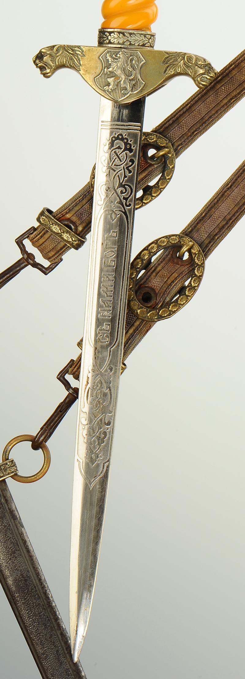 DAGUE D’OFFICIER DE LA CROIX ROUGE BULGARE AVEC SUSPENTE, vers 1935.