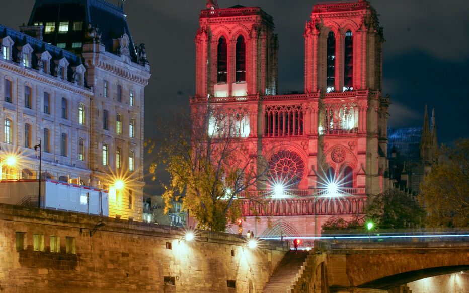 Notre Dame illuminated in red for #RedWeek - Notre-Dame de Paris
