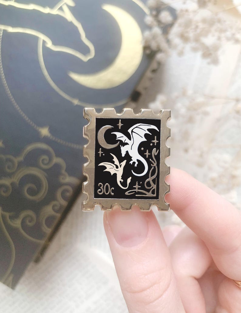 PREORDER - Pin - Dragons Fourth Wing Stamp | Votre wishlist sur Listy